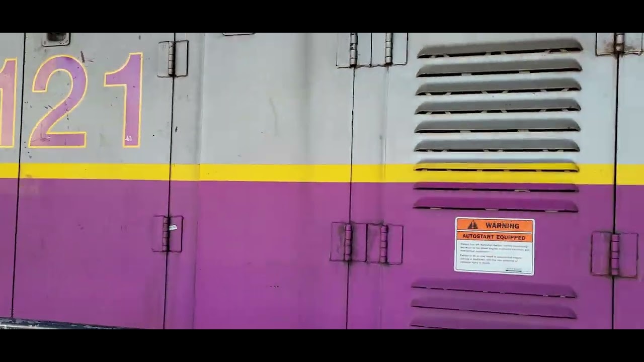 MBTA GMD GP40MC #1121 idles @ North Station - YouTube