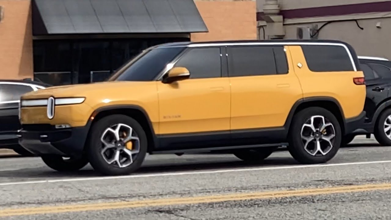 Spotted that yellow 2022 Rivian R1S in Oak Lawn, Illinois again. - YouTube
