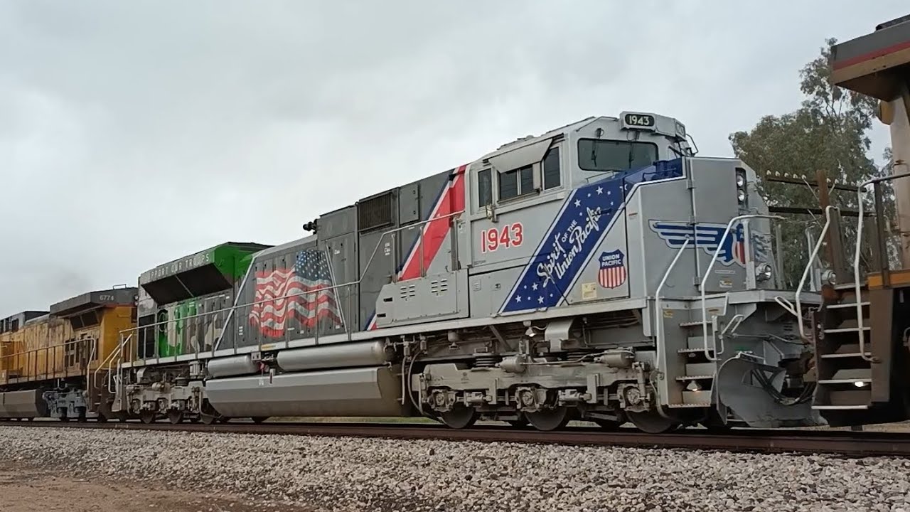 UP #1943 trails outbound on MPXTU (Horn show!) - YouTube