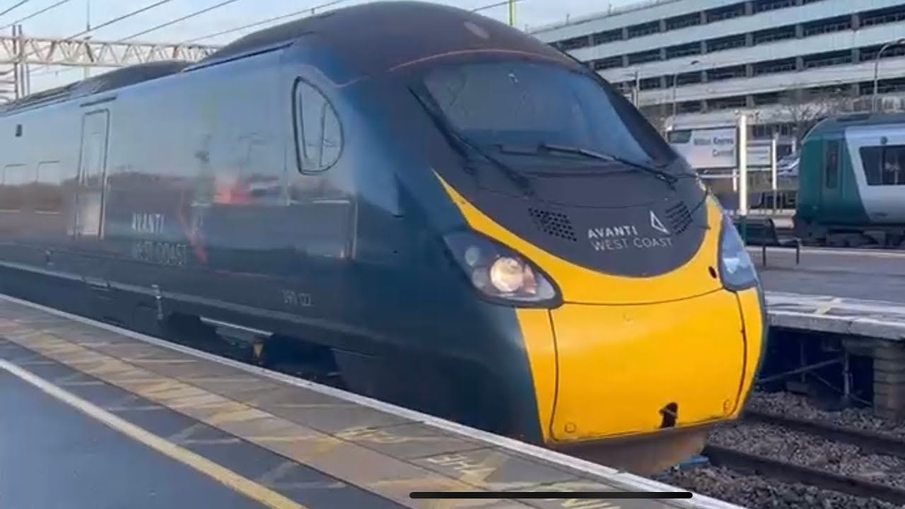 Class 390 Avanti West Coast Pendolino arrives at Milton Keynes Central ...
