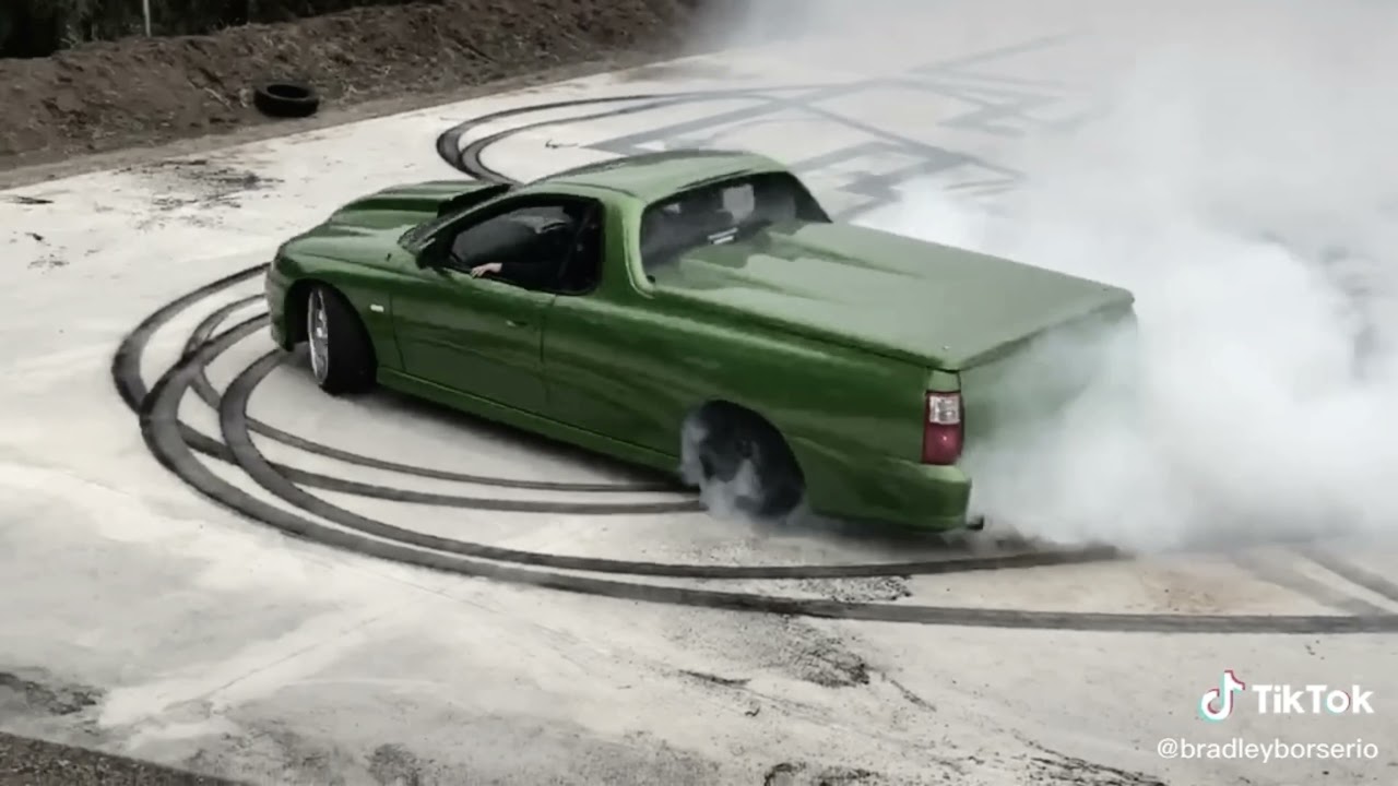 This Dude is doing burnouts in his Holden Commodore HSV V8 VY car - YouTube