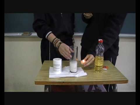 Un extintor casero (Homemade fire extinguisher.) - YouTube
