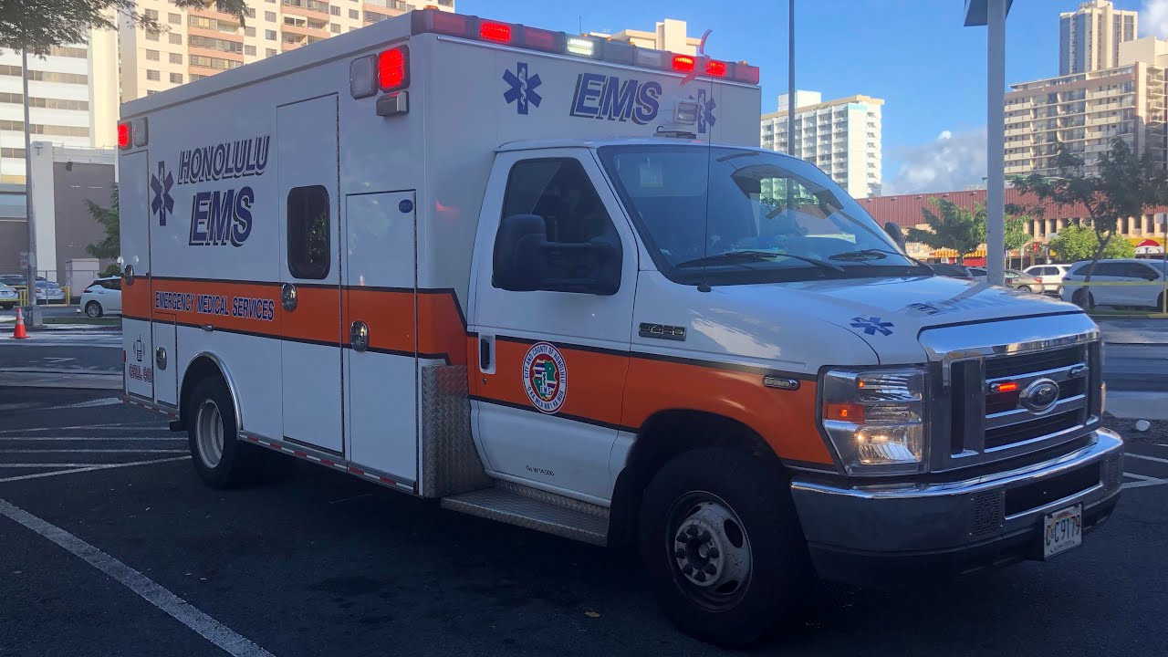 Honolulu EMS Ambulance Responding - YouTube