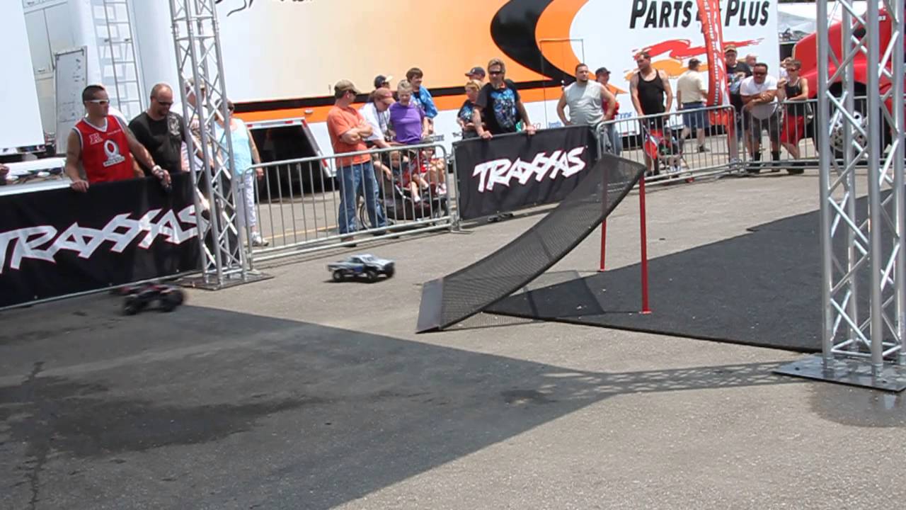 Traxxas Girls demo their R/C stunt cars at Epping - YouTube