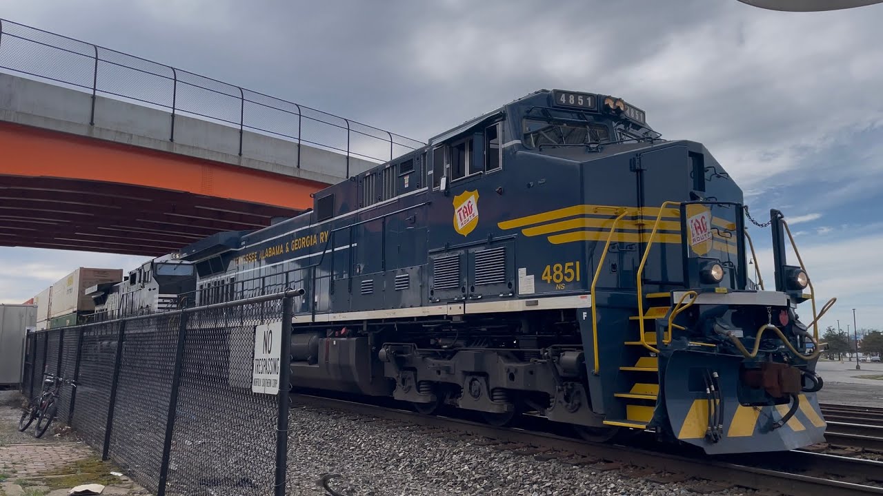 NS 264 with NS 4851 passes La Porte - YouTube