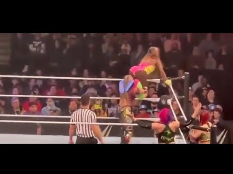 Naomi Stinkfaces Kairi Sane and twerks in her face! 🍑
