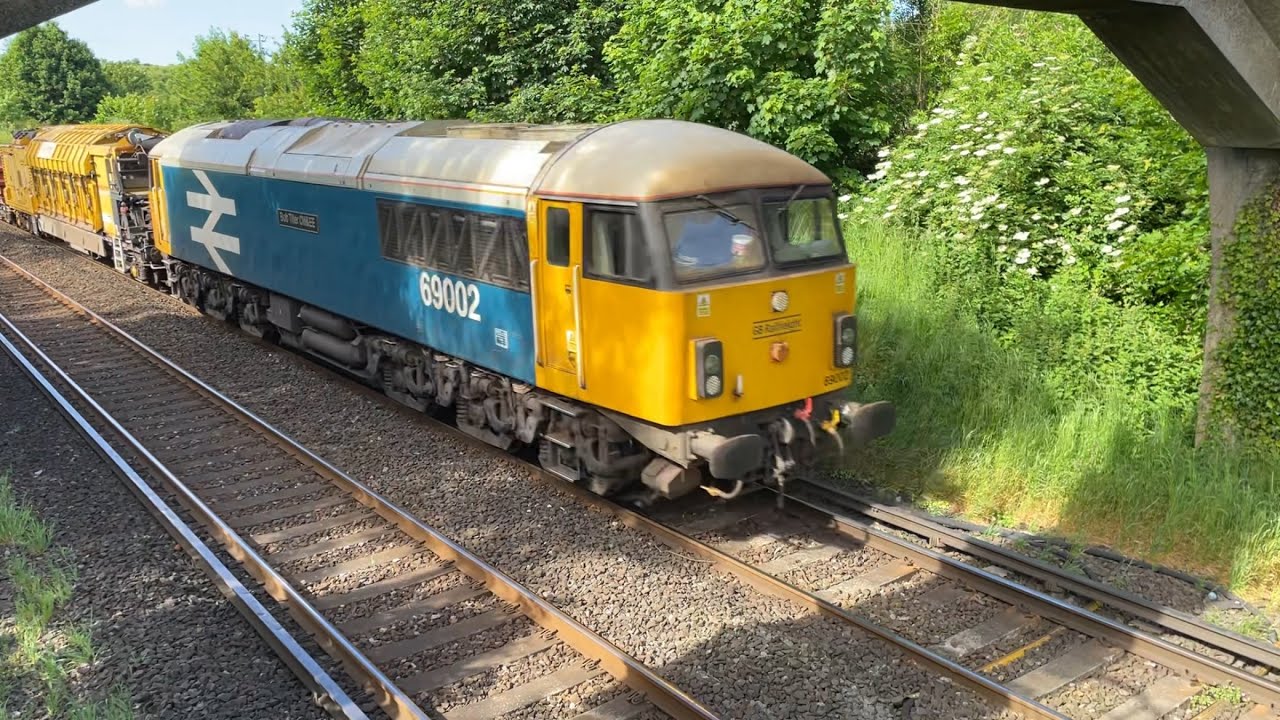 Class 69 + Railcare Railvac | 69002 ‘Bob Tiller CM&EE’ | GB Railfreight ...
