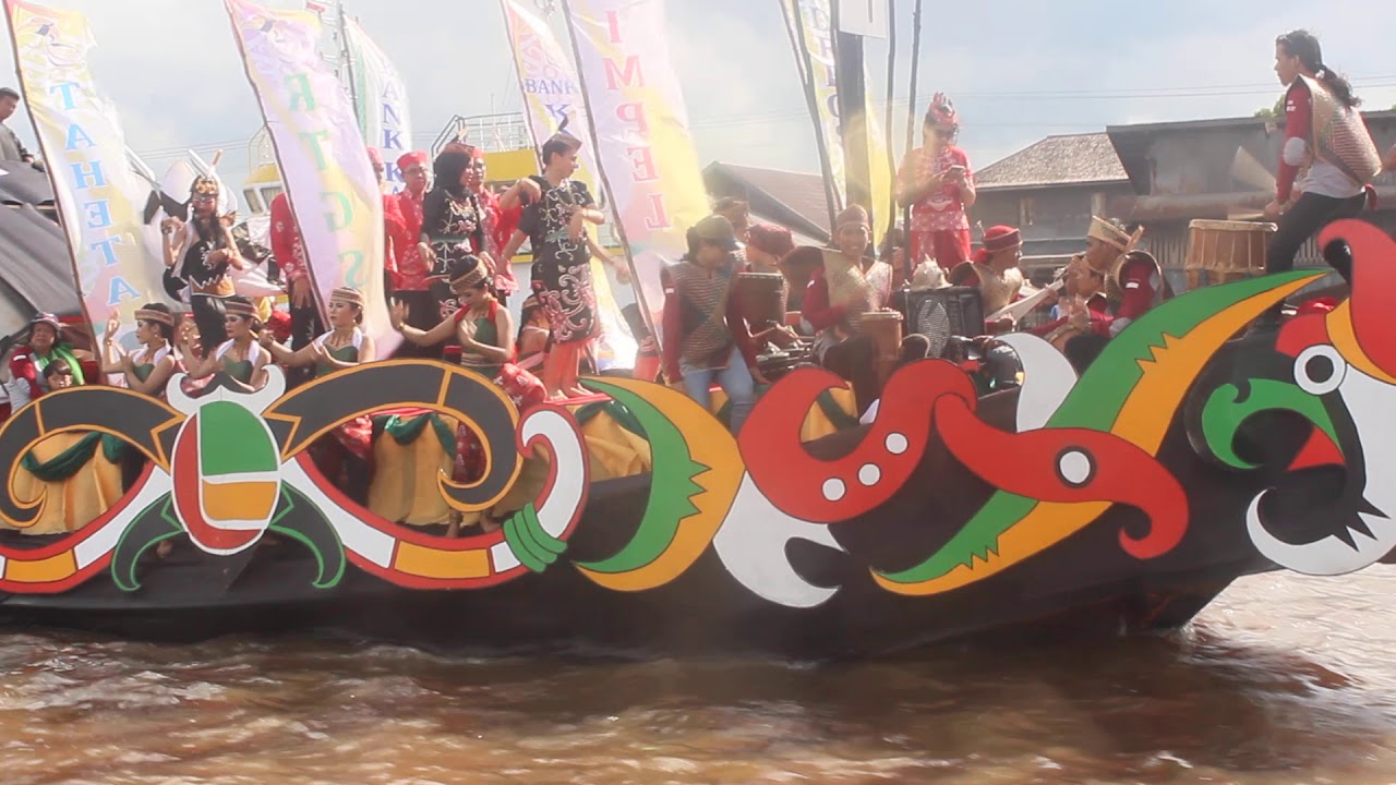 PERAHU NAGA DAYAK KALTENG - YouTube