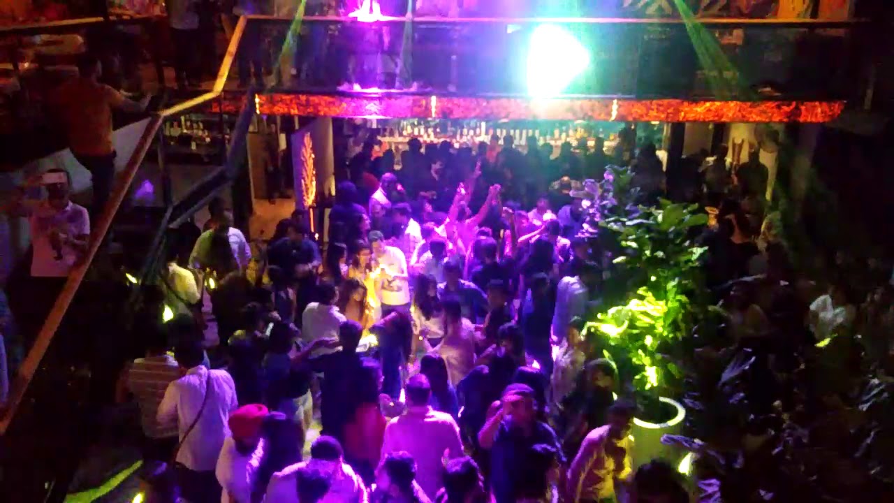 Gilly's 104 bar .. Saturday night - YouTube