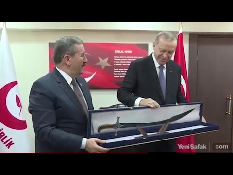 BBP lideri Destici Erdoğan'a özel yapım kılıç hediye etti
