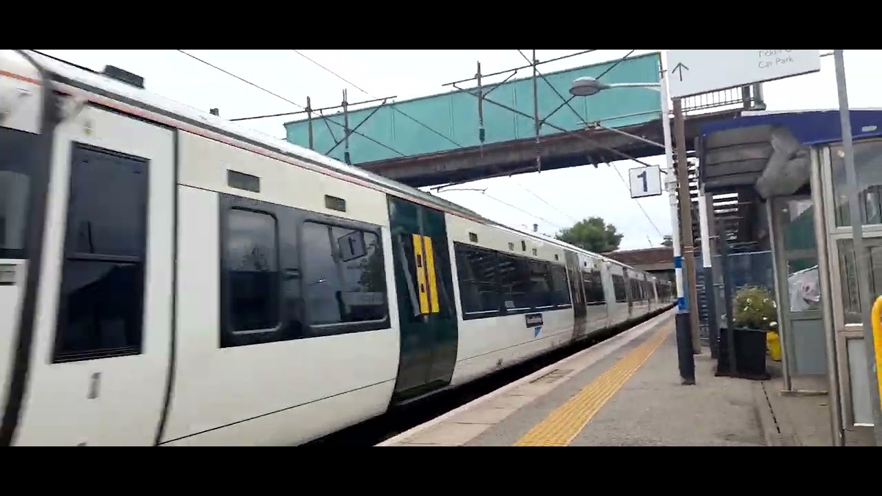 A Great Northern train at Royston railway station - YouTube