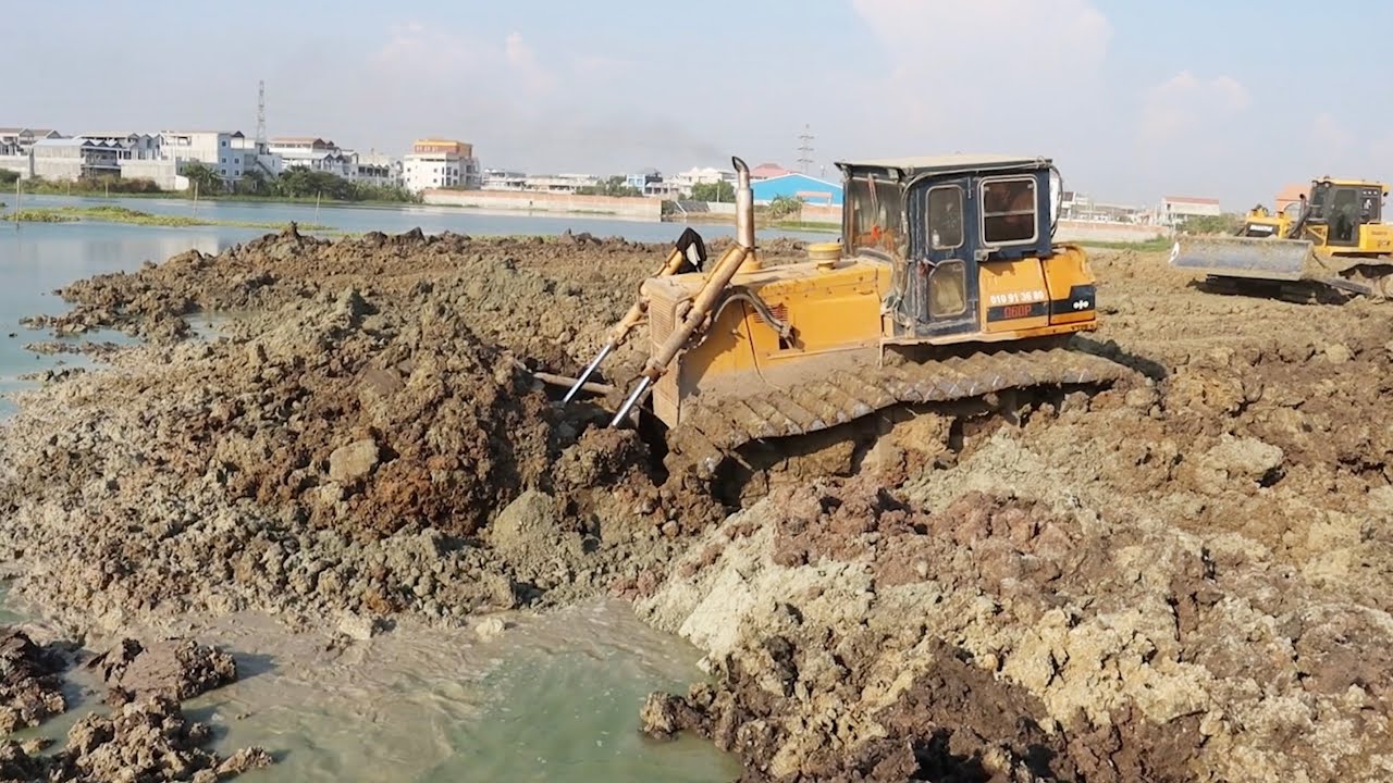 Amazing! Mighty Powerful SHANTHUI DH17C2 Bulldozer VS Komatsu D60P VS ...