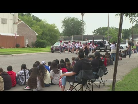 Sanders Elementary students hold a mini-parade for dance team - YouTube