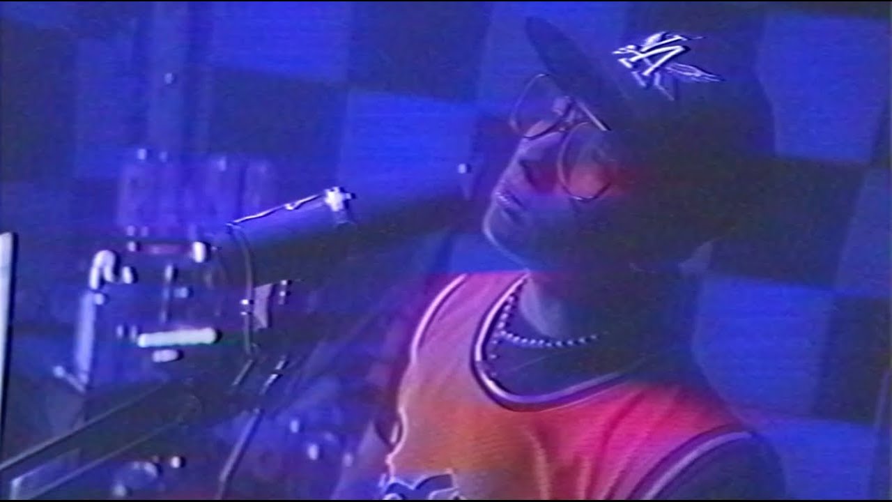 Mario Vara - UNA NENA MUY FANCY (Official Video) - YouTube