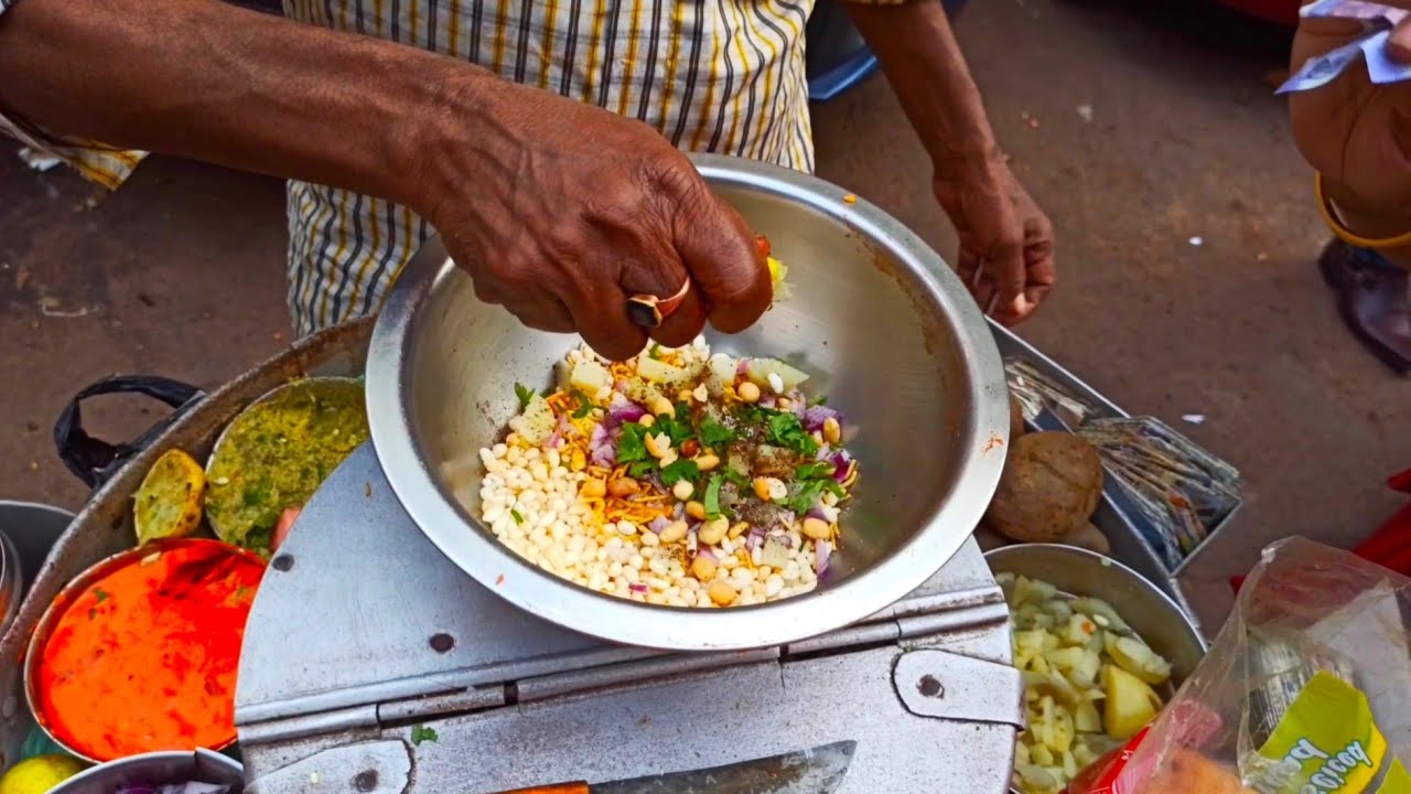 Kolkata's Famous Belmuri at Barabazar - Tasty Masala muri /Jhal Muri ...