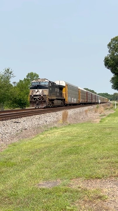 NS 4338 w/ Hybrid K5LA leads NS 18D solo w/ cool hornshow! #trains #norfolksouthern #hornshow ...