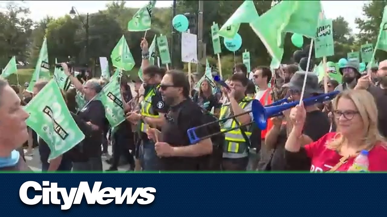 Demonstration in Montreal for public service workers - YouTube