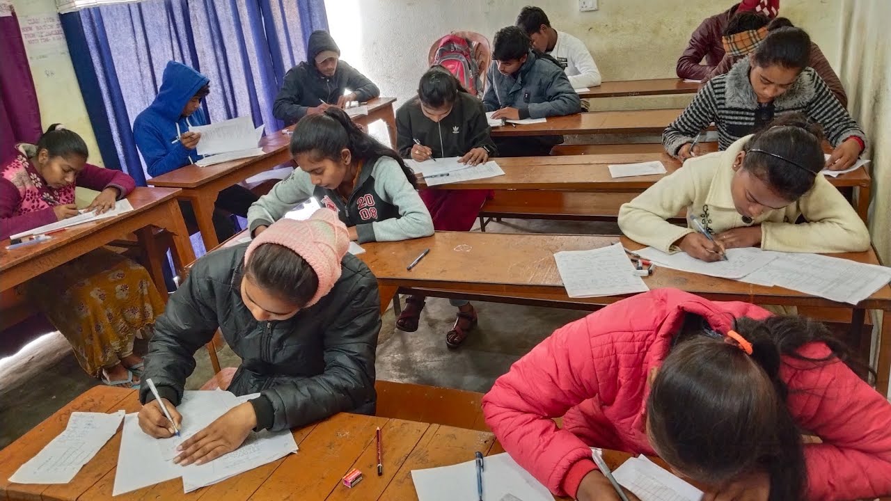 class -12th students biology ka test dete hue - YouTube