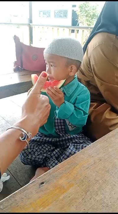 Syakir makan semangka bareng ibu guru - YouTube