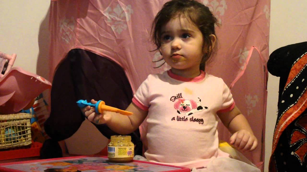 Sofia comendo sopa sozinha - YouTube