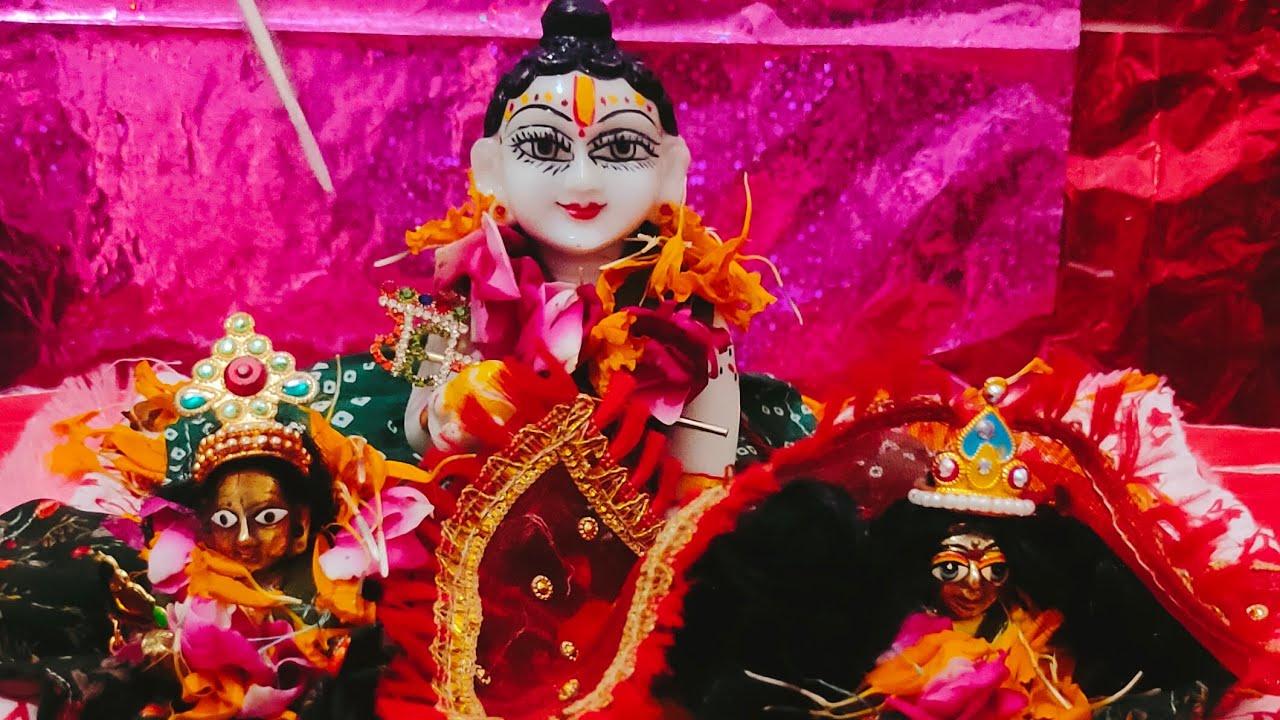 Garmi ke avsar par Laddu Gopal ko sheetal pushpmala se vishesh alankrit ...