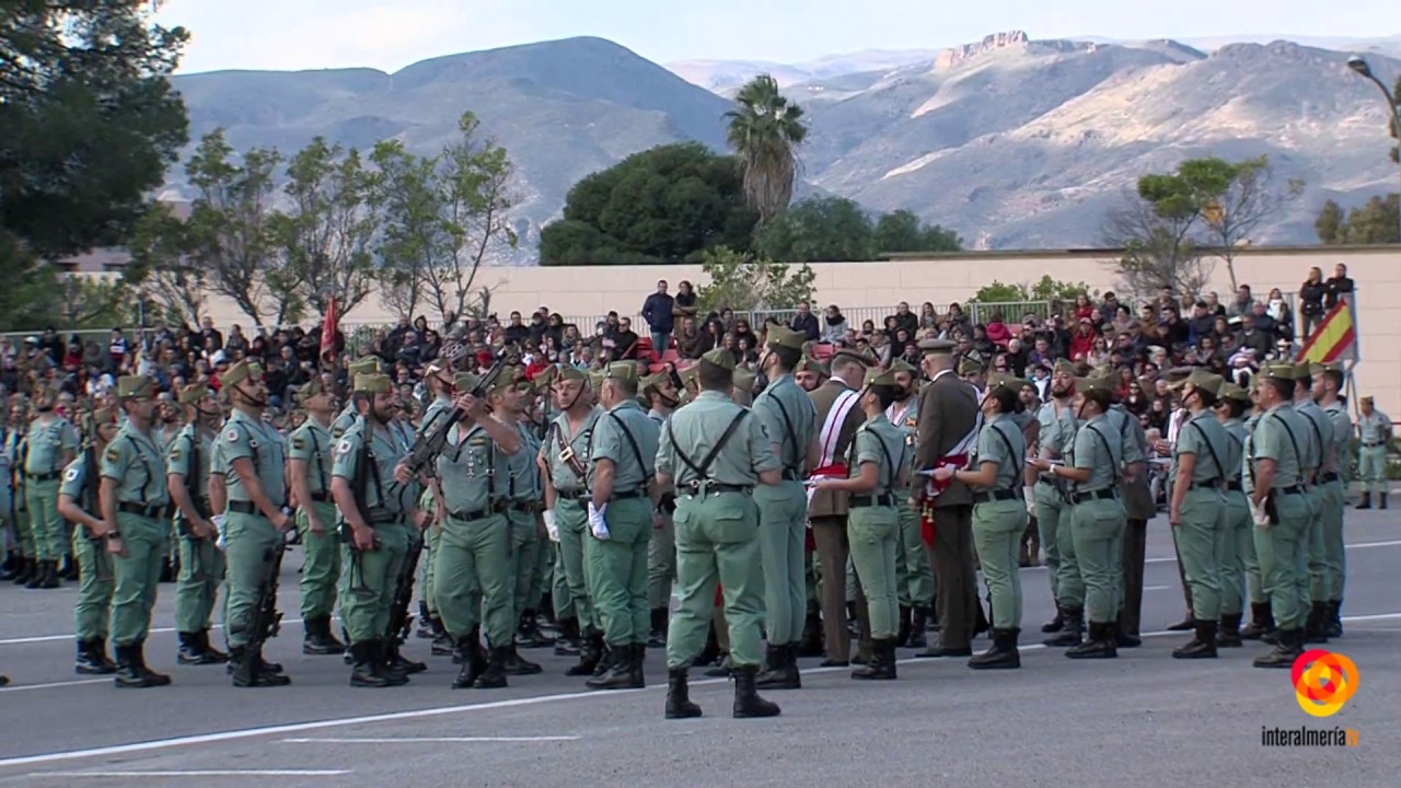 Más de 400 ciudadanos anónimos juran la bandera en la base de Viator ...