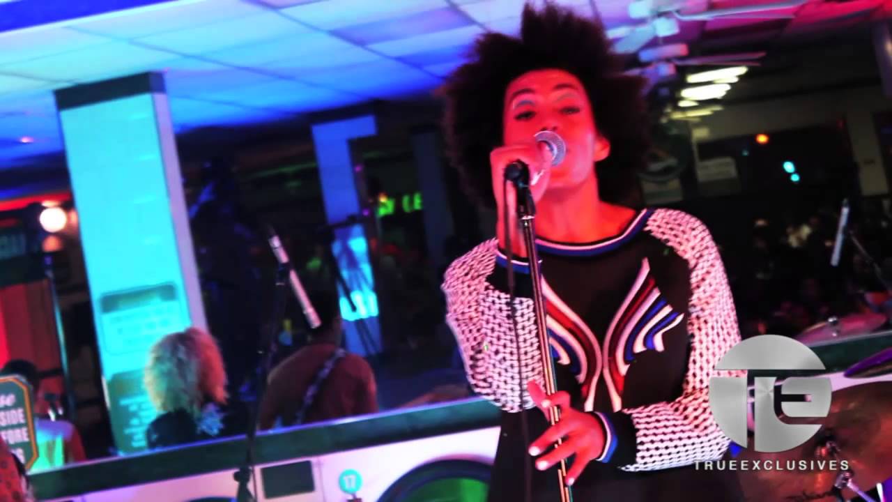 Solange Performs "Losing You" Inside A Brooklyn Laundromat! No Joke ...