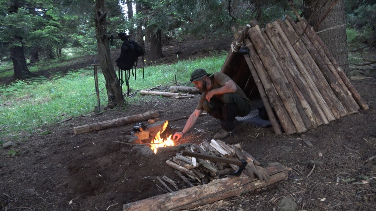 BUSHCRAFT IN THE WILDERNESS OVERNIGHT ON THE MOUNTAIN PRIMITIVE WOOD ...