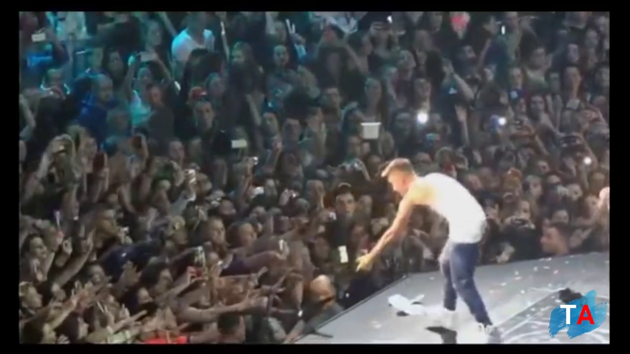 Justin Bieber Fails And Falls Compilation - YouTube