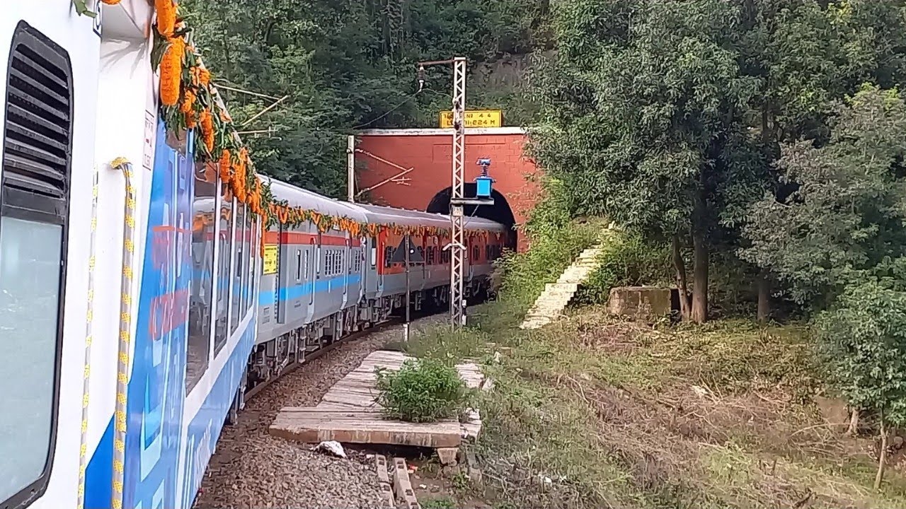 INNAUGURAL RUN NEW LHB RAKE WITH 2 VISTADOME COACHES ARAKU TRAIN 1ST ...