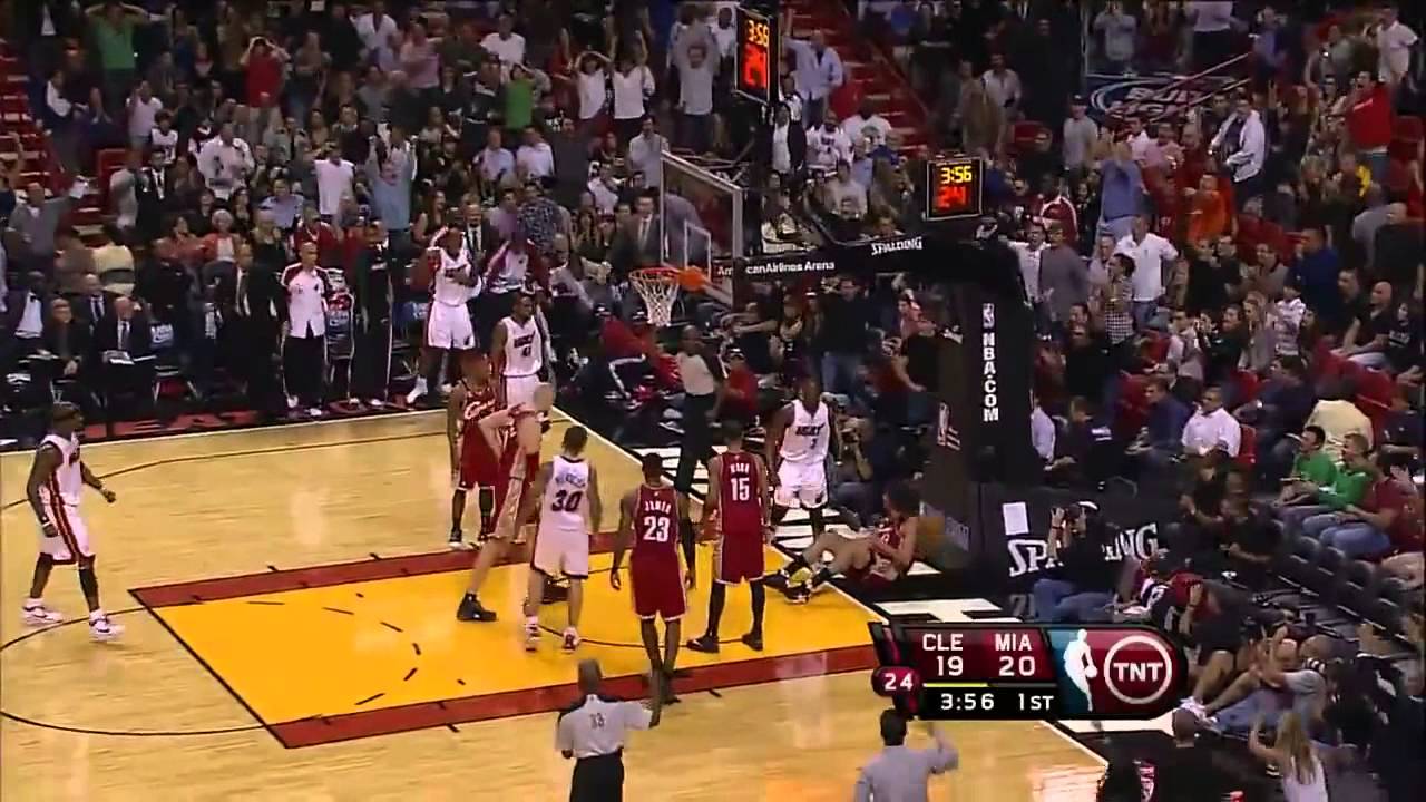 One of the Most Amazing Dunks in NBA History HD (Wade dunks on Varejao ...