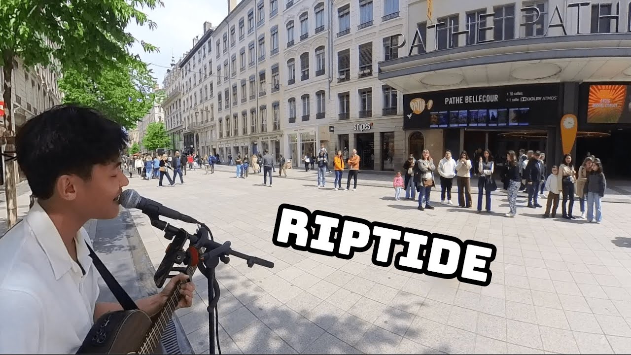 They love to dance with RIPTIDE | Bellecour - Lyon - YouTube