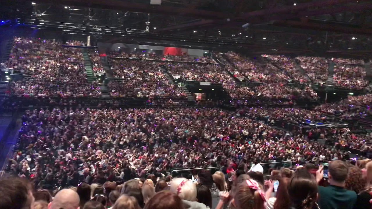 Little Mix - Crowd goes wild over Mexican Wave - YouTube