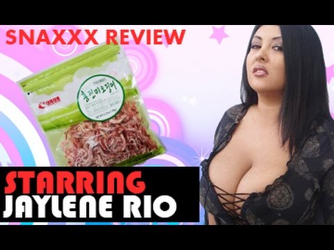 JAYLENE RIO tries Sliced Squid - SNAXXX