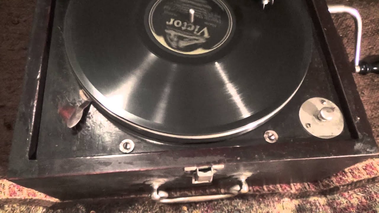 Cirola phonograph, stick a sock in it - YouTube