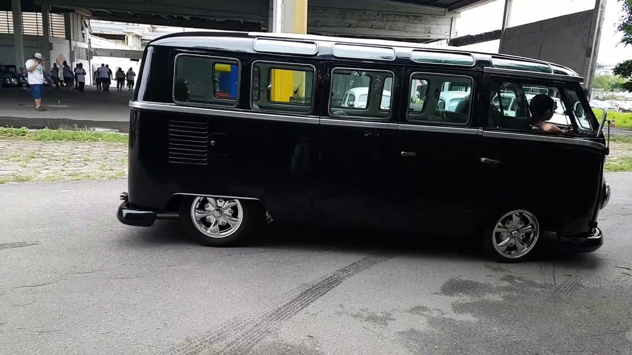 Kombi Preta rebaixada chegando no HotVolks - YouTube