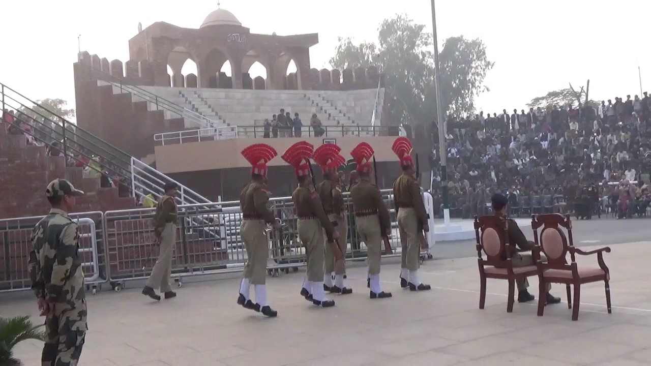 Hussainiwala Border Retreat Parade Between India and Pakistan - YouTube