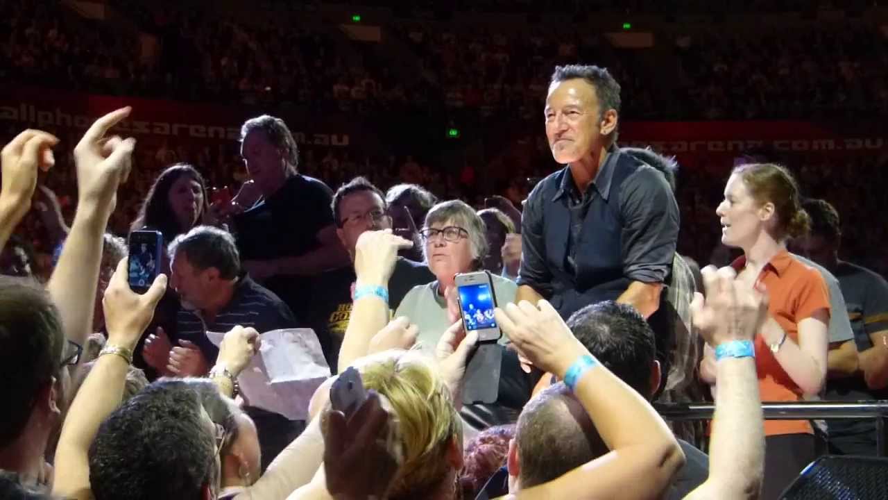 Bruce Springsteen - Spirit In The Night w/ crowd surfing - Sydney 2014 ...