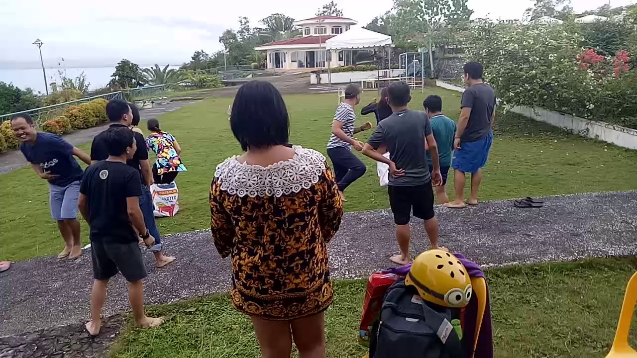 Larong Pinoy (Sack Race) ng mga Professor - YouTube