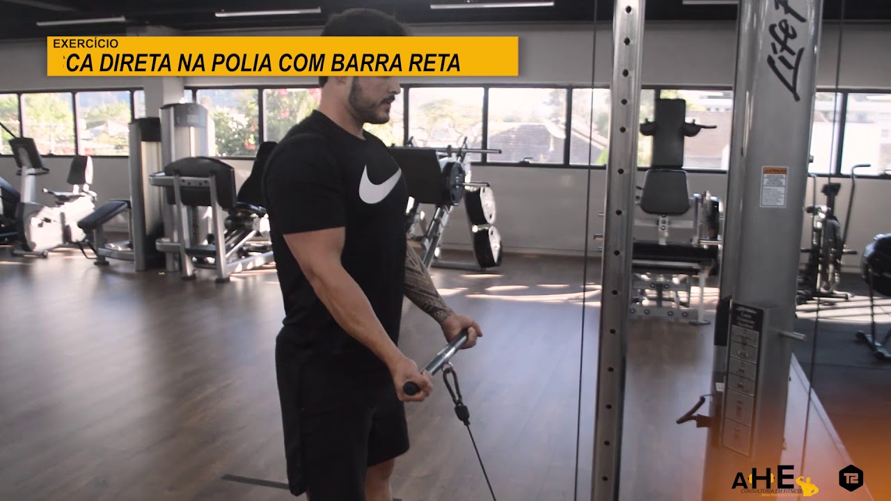 Exercício Rosca direta na polia com barra reta - YouTube