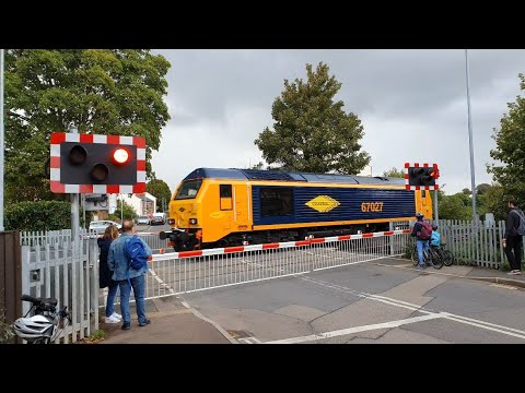 Level Crossing - Alstone Lane, Cheltenham [2] - YouTube