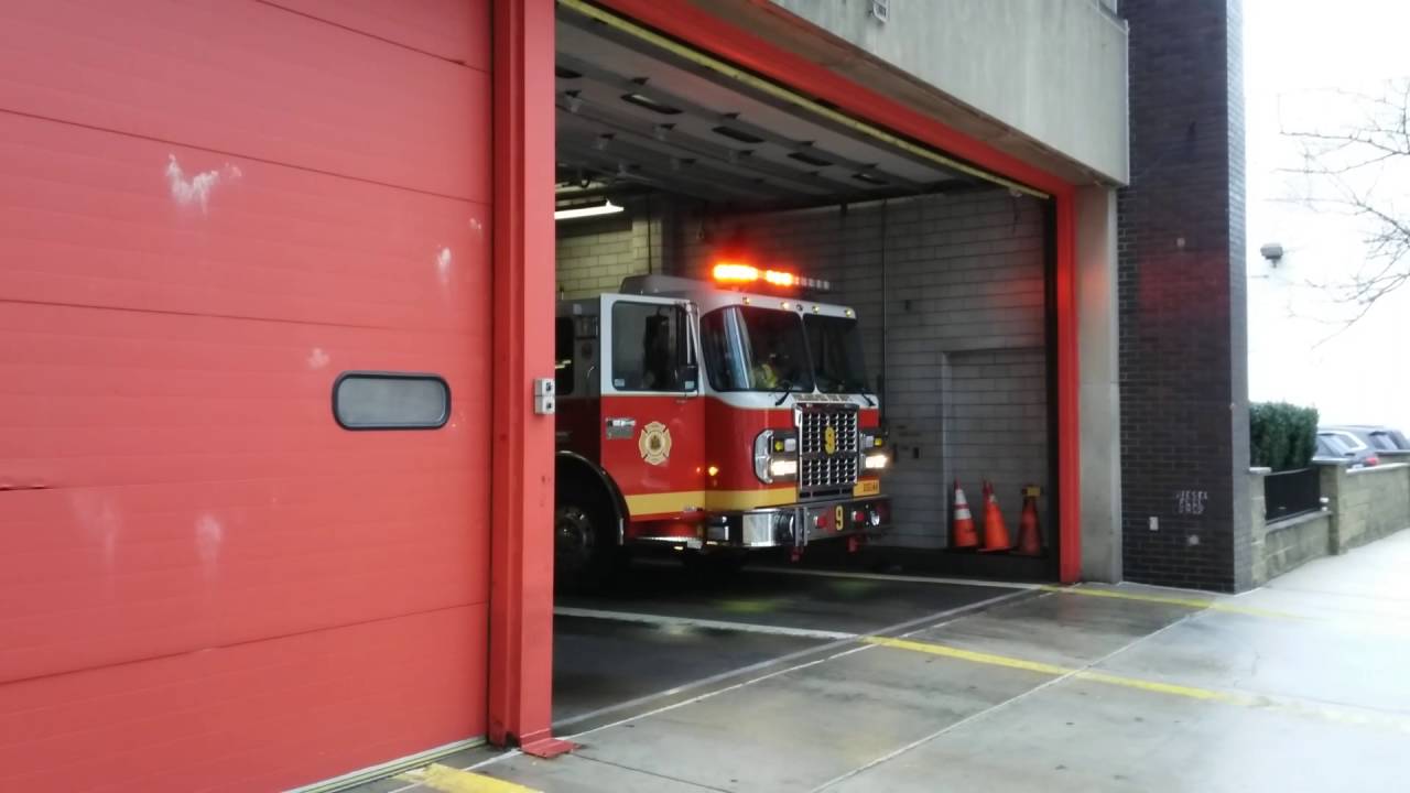 Philadelphia Fire Department Ladder 9 Responding - YouTube