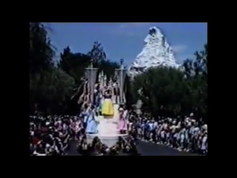 Disneyland's Snow White and the Seven Dwarfs 50th Anniversary Parade ...