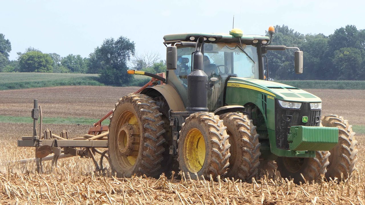 John Deere 8295R laying manure with Plow Dragline - YouTube