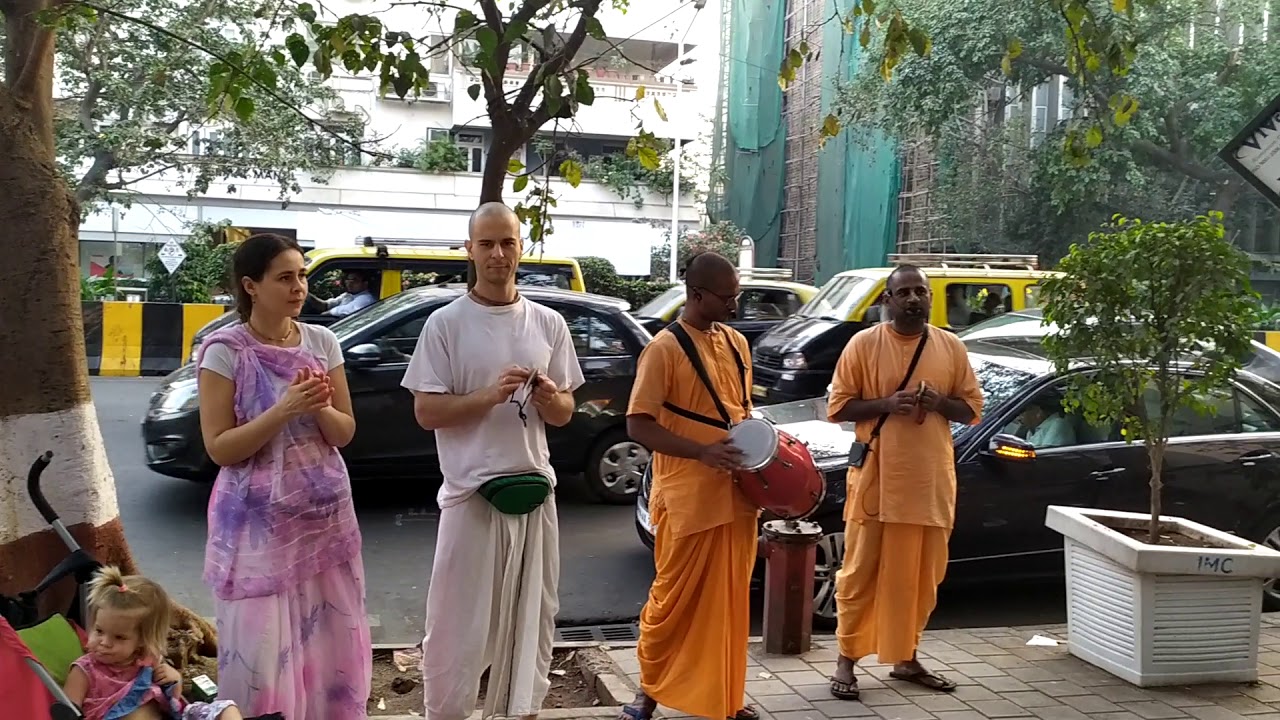 Churchgate station - Ukraine devotee family - YouTube