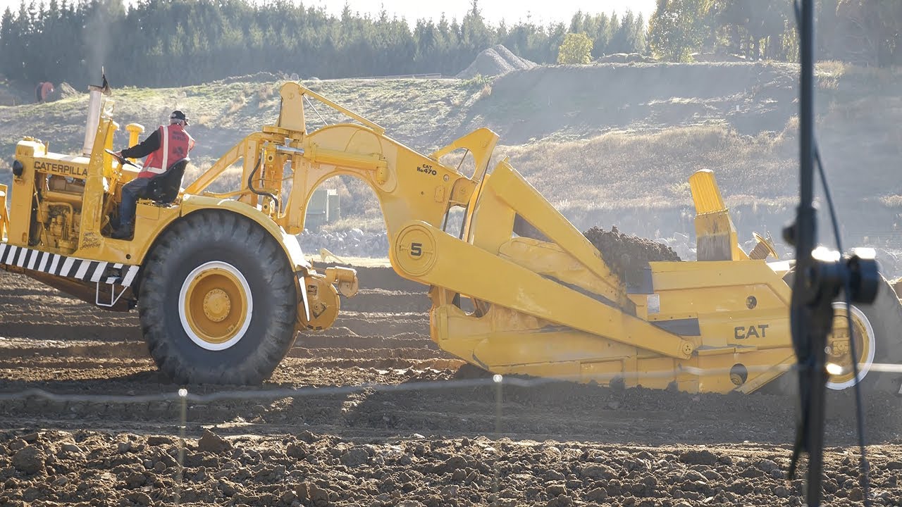 Caterpillar D9 Series E Bulldozer pushing a DW21 Motor Scraper in ...