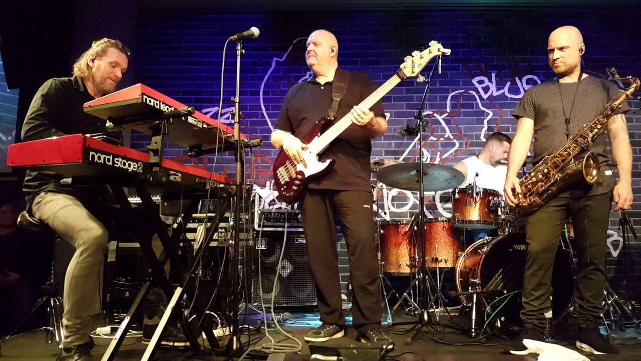 Mezzoforte & Martin Valihora – Journey's End Live - YouTube