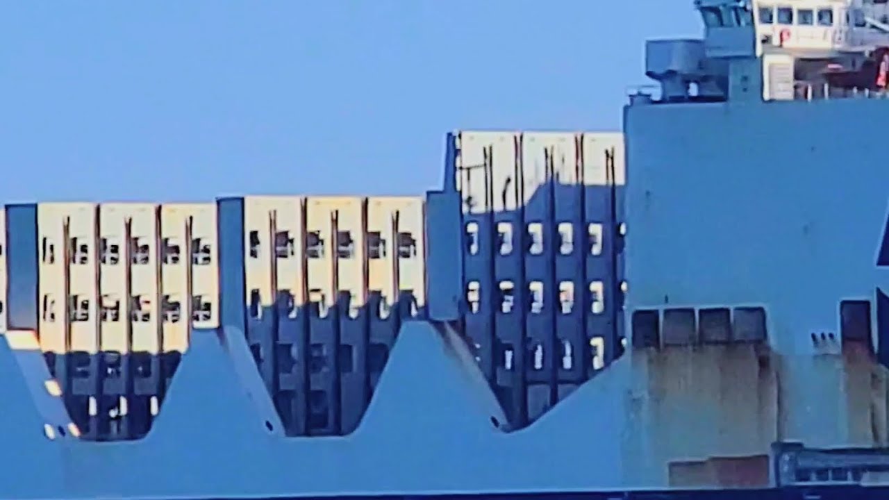 ARMORED G4-CLASS FREIGHTER: roll-on/roll-off #cargo #ship. # ...