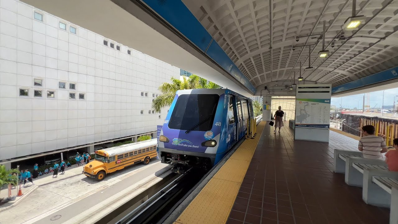 Miami, Florida - Metromover - Metromover Arrives at Museum Park Station ...