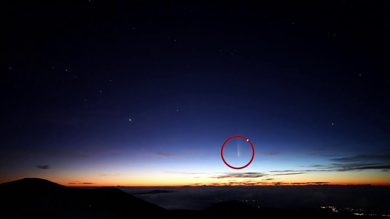 Timelapse captures rare comet passing by Hawaii - YouTube